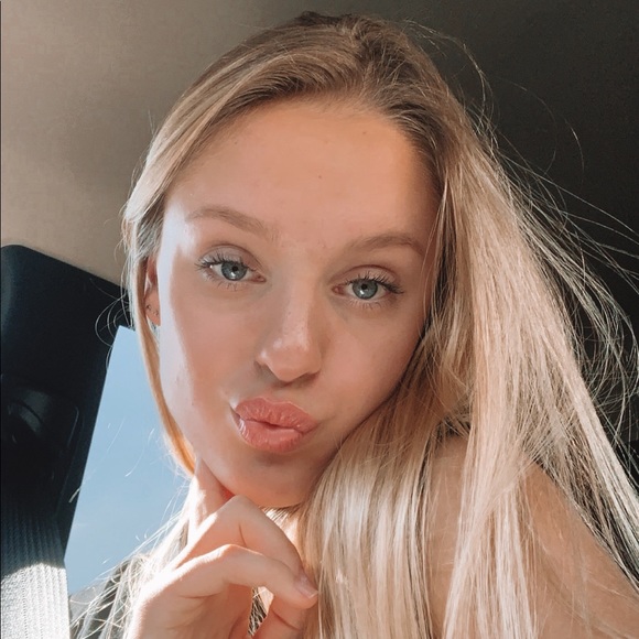 Abby's Closet (@abby_bales) | Poshmark